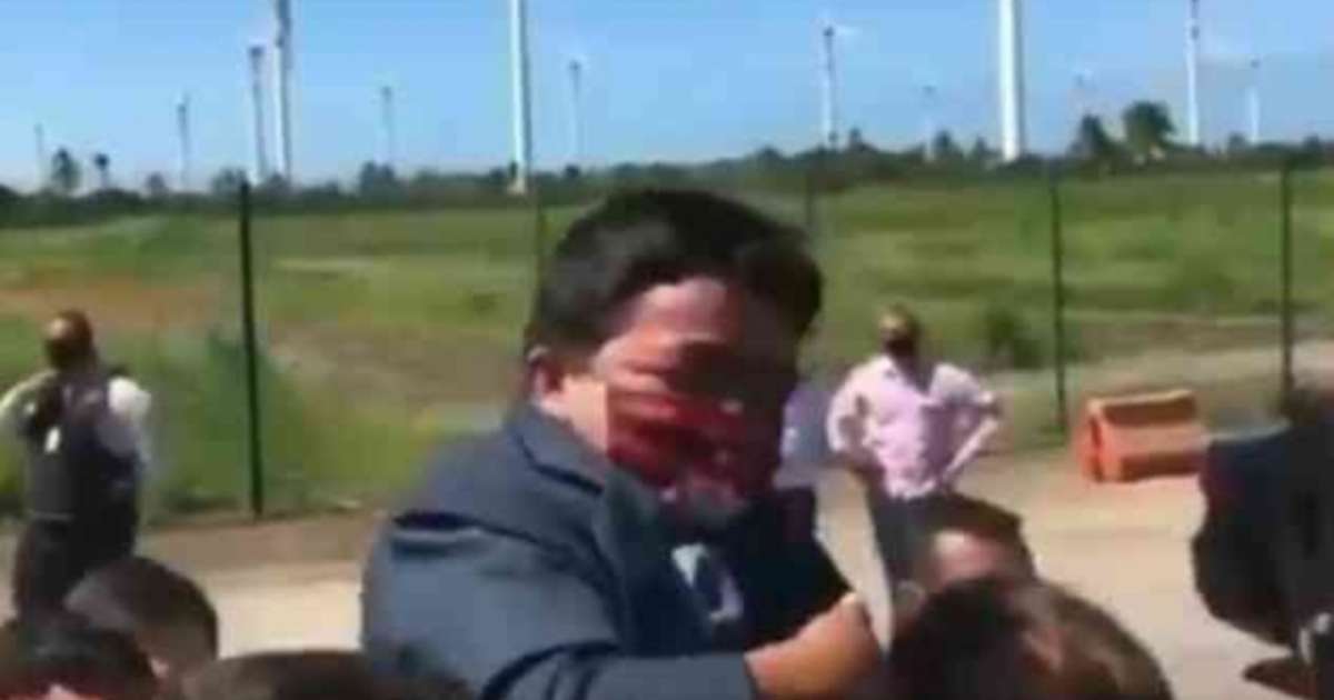 Bolsonaro alzó "a upa" a un enano pensando que era un niño