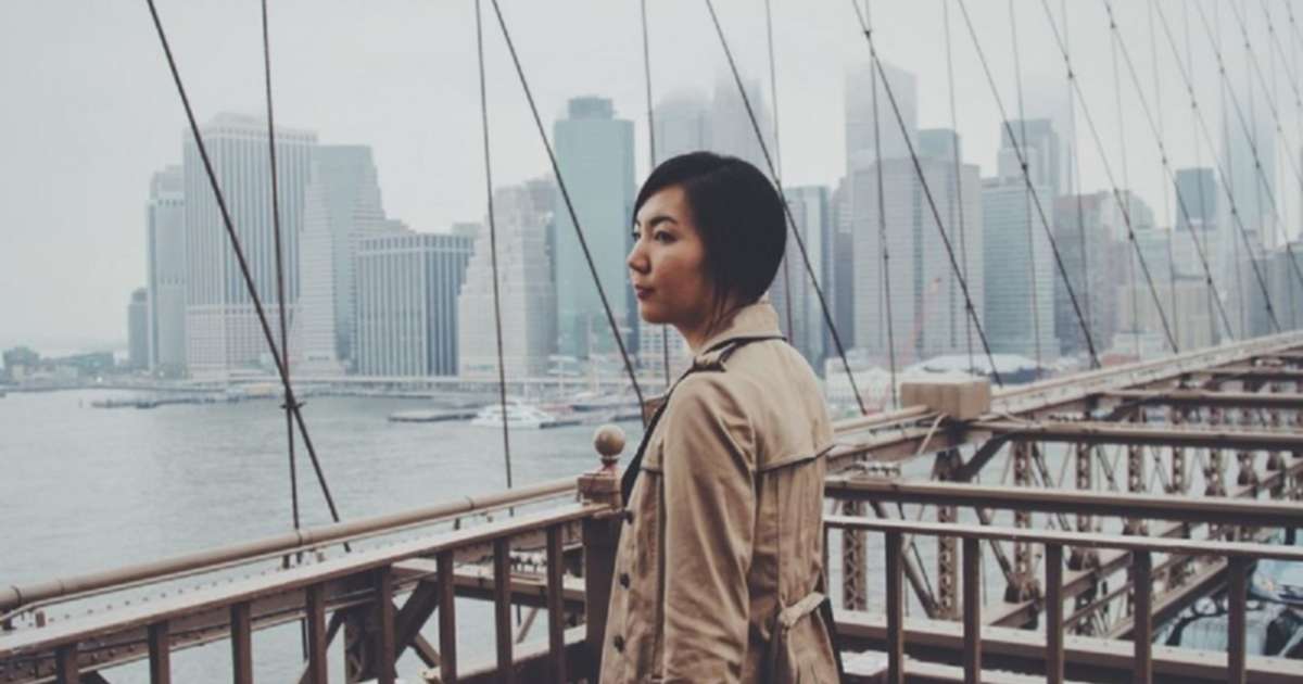 Una hoja de papel azul se desvanece en el río Hudson