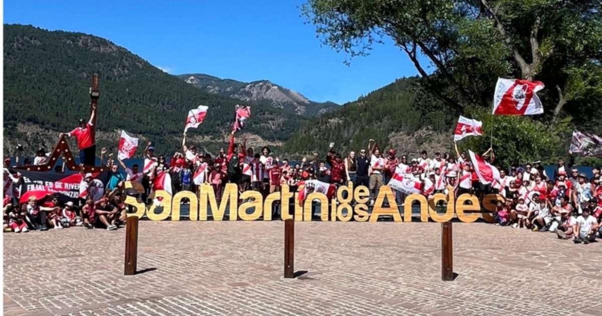 Hinchas de River le ponen color al arribo del plantel a San Martín de ...