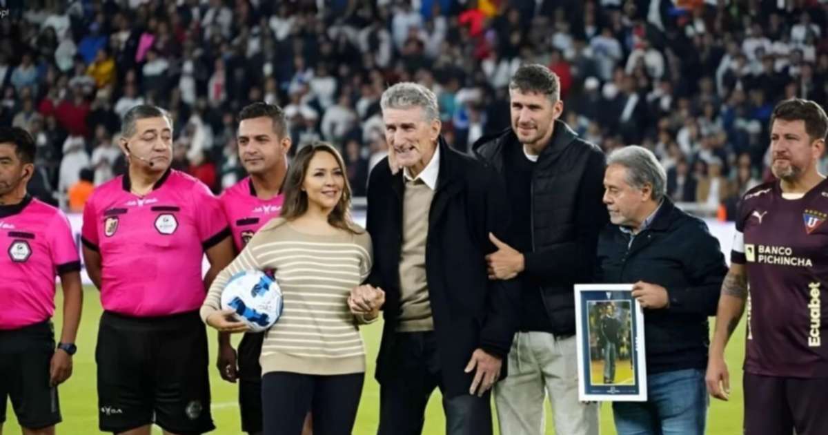 Emotivo homenaje de Liga de Quito al "Patón" Bauza