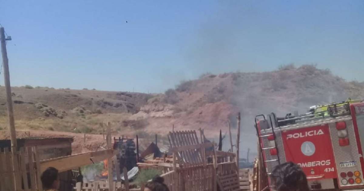 Una vivienda precaria quedó consumida por las llamas en el barrio 7 de Mayo