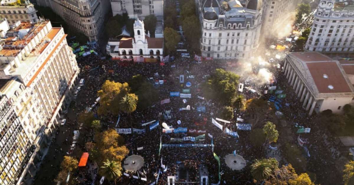 El rector de la Universidad de Río Negro habló en la marcha universitaria