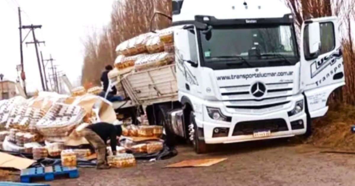 Camión vuelca en Fernández Oro: carga de aceite derramada en la calle