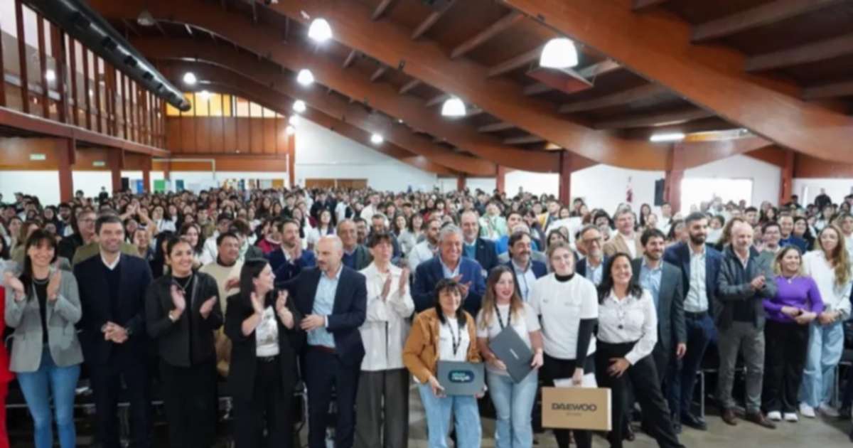 Figueroa anunció notebooks para becarios del programa Gregorio Álvarez