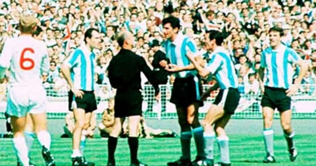 La expulsión que cambió un Mundial: 59 años del escándalo de Rattín en ...