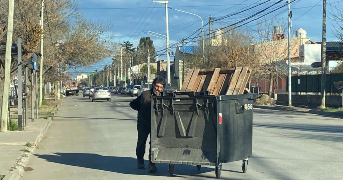 Un indigente paseaba por Neuquén con un contenedor a cuestas como si ...