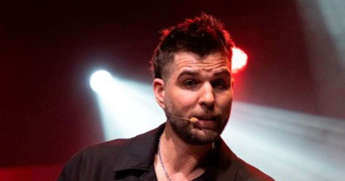 Juampi González se pone en “Modo Cupido” y lleva el amor al escenario