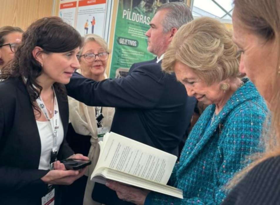 Doctora Etcheverry Domeño presenta su libro en Congreso de Alzheimer